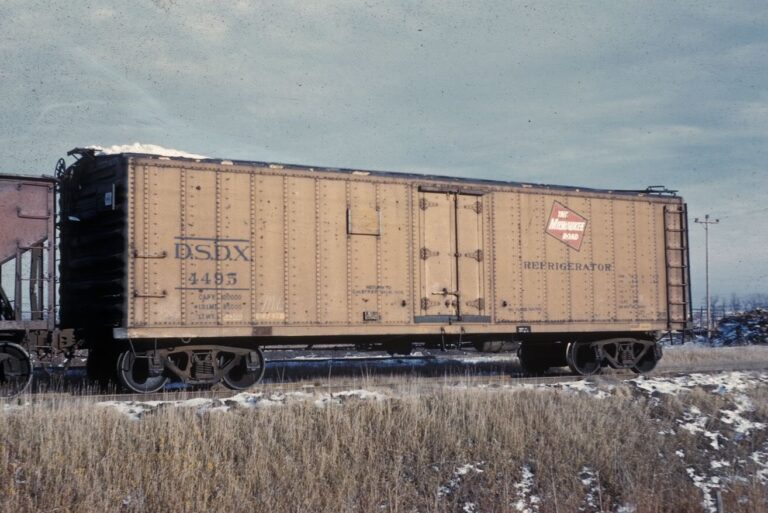 DSDX 40′ insulated boxcar as built 4′ swinging doors with decals ...