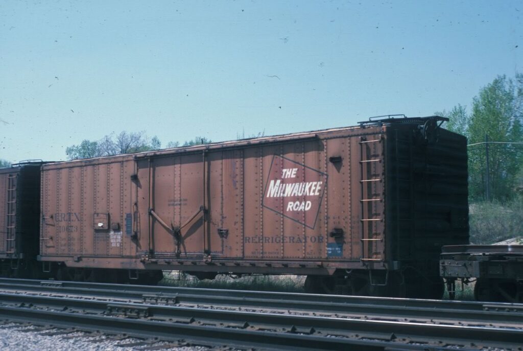 DSDX 40′ insulated boxcar 10′ plug door w/ decals – Lines West Products